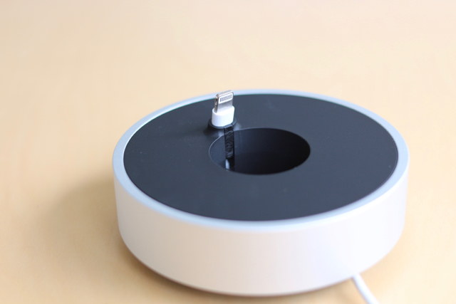 iPhone 與 Apple Watch 的 Just Mobile 鋁質 HoverDock 極簡立架 - C Jay Tech