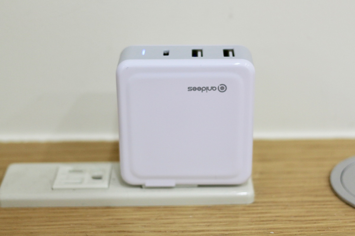 筆電 + 手機一起充電！開箱實測 anidees 快充充電器 - C Jay Tech