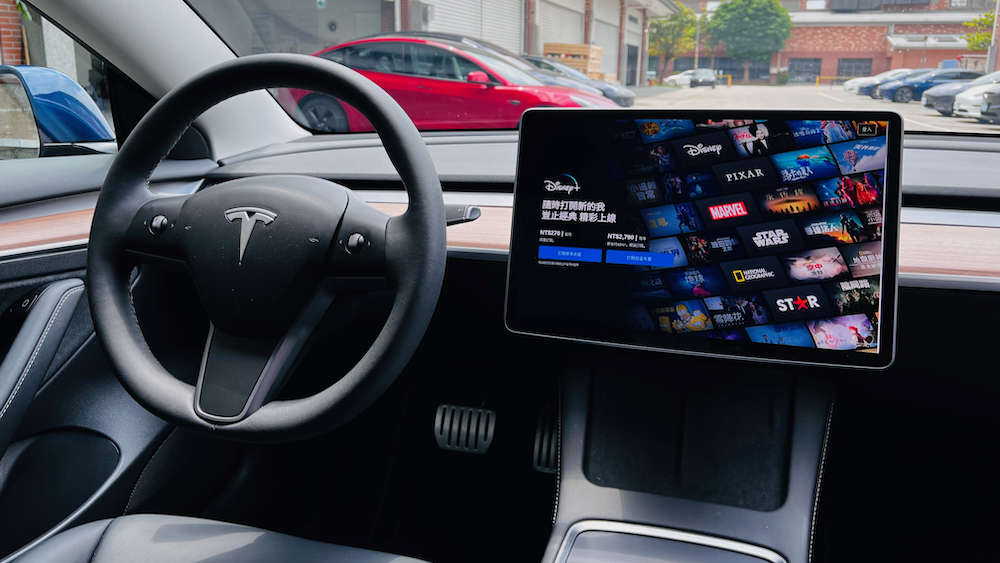 特斯拉推出 OTA 更新 2022.12 支援底部工具列自訂、Disney+ 與單側兒童安全鎖 - CJay Tech
