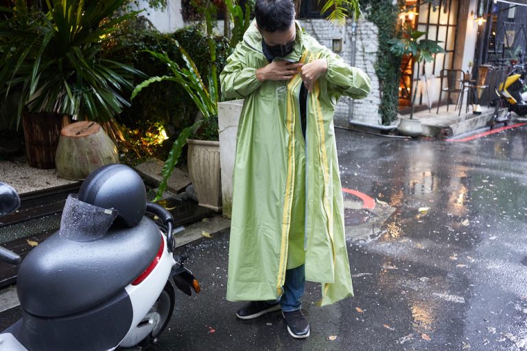 CORVIX 疾速秒穿 側開雙拉鍊雨衣 完整開箱實測 - C Jay Tech