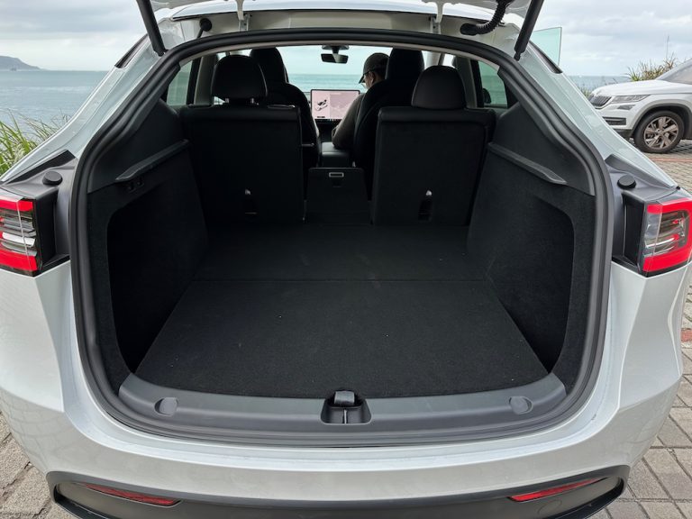 特斯拉 Tesla Model Y Long Range 台灣試駕心得分享 - C Jay Tech