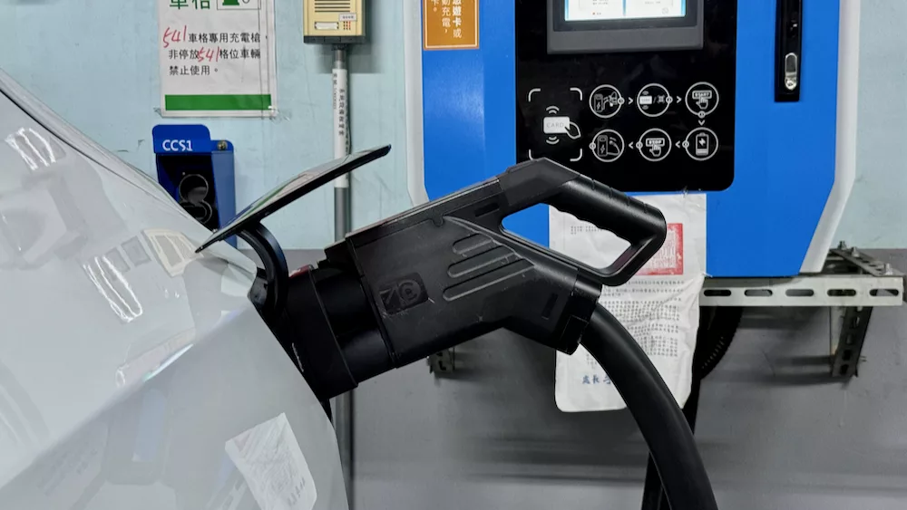 特斯拉 4TSLA 快充轉接頭 CCS1 轉 CCS2 實測分享 - CJay Tech