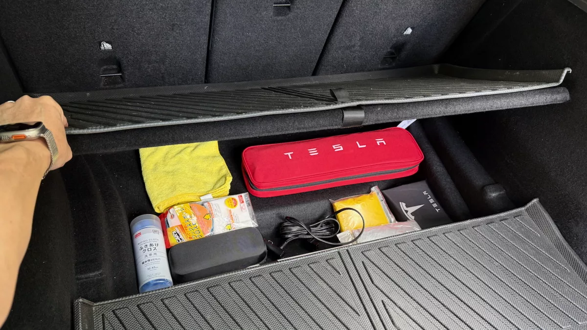 特斯拉 Model Y 釋放後行李廂夾層空間 Jowua 易開式防水行李廂墊 開箱分享 - CJay Tech
