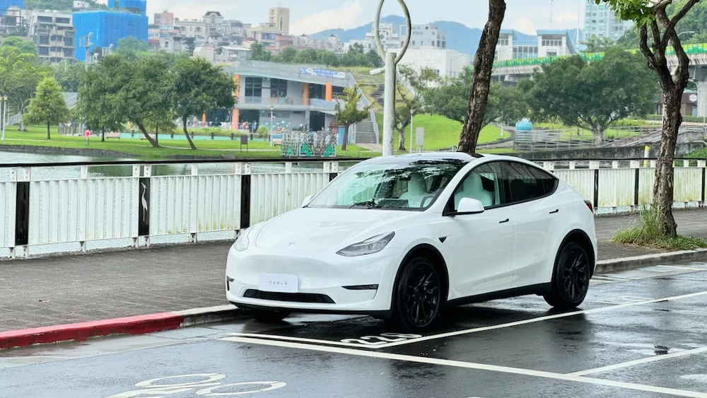 特斯拉 Model Y 小改款｜升級 HW 4.0 最新硬體 - CJay Tech
